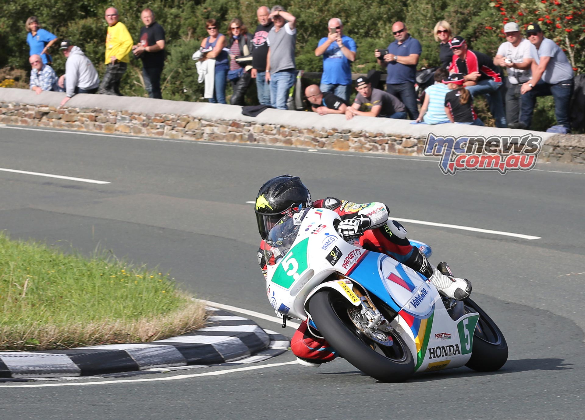 Bruce Anstey breaks 250cc IOM lap record | MCNews