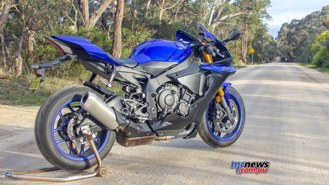 2019 Yamaha YZF-R1 Review | Motorcycle Test | MCNews