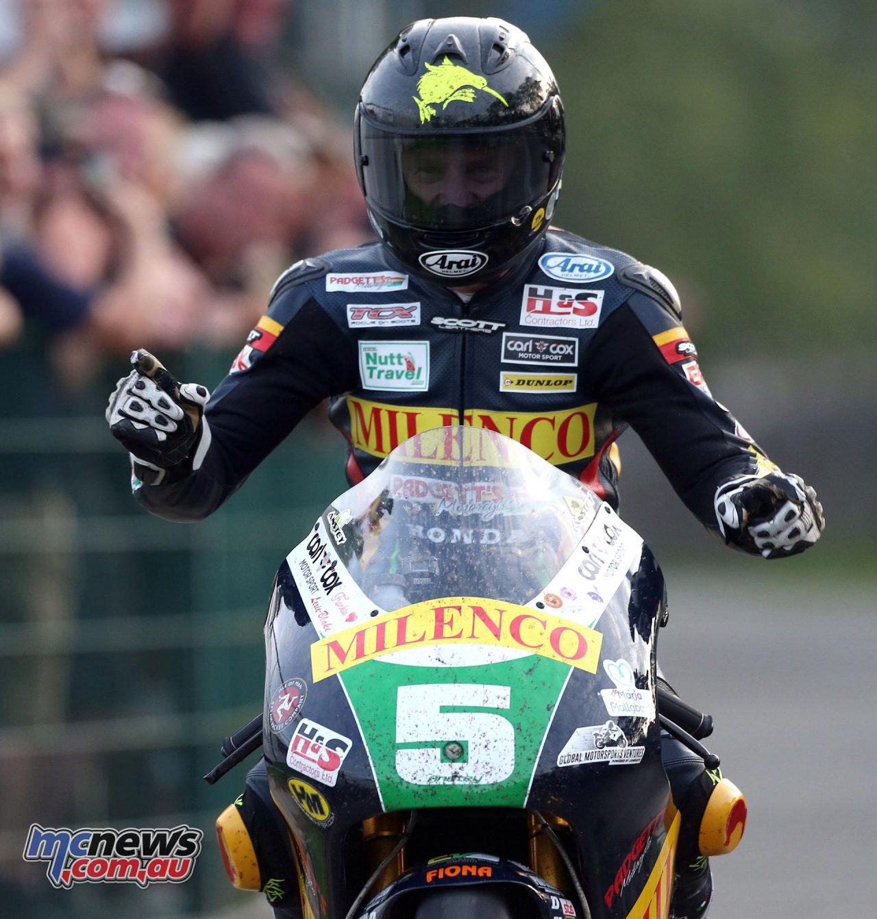 Bruce Anstey takes emotional victory in Lightweight Classic TT | MCNews