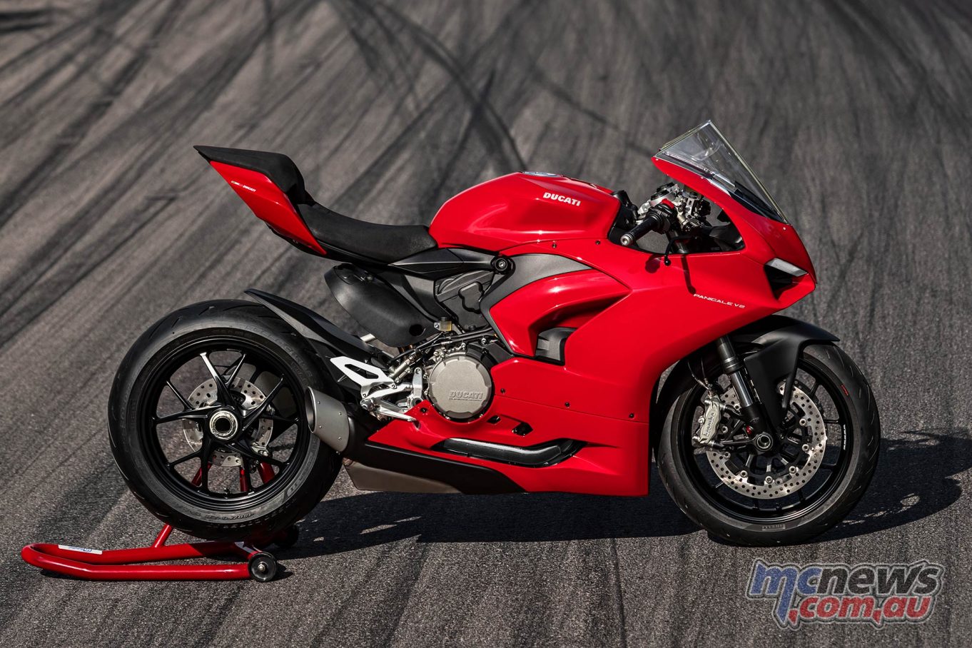 Ducati Panigale V2 | 955 cc | 155 hp | 104 Nm | 200 kg wet | MCNews