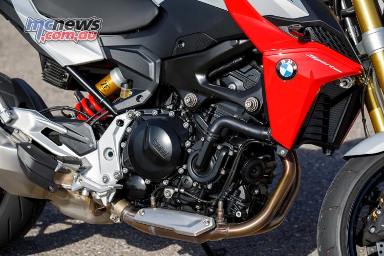 BMW F 900 R Review | MCNews