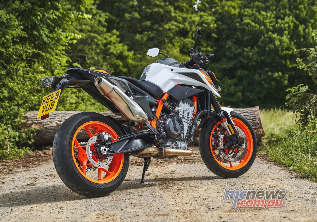 KTM 890 Duke R Review | MCNews