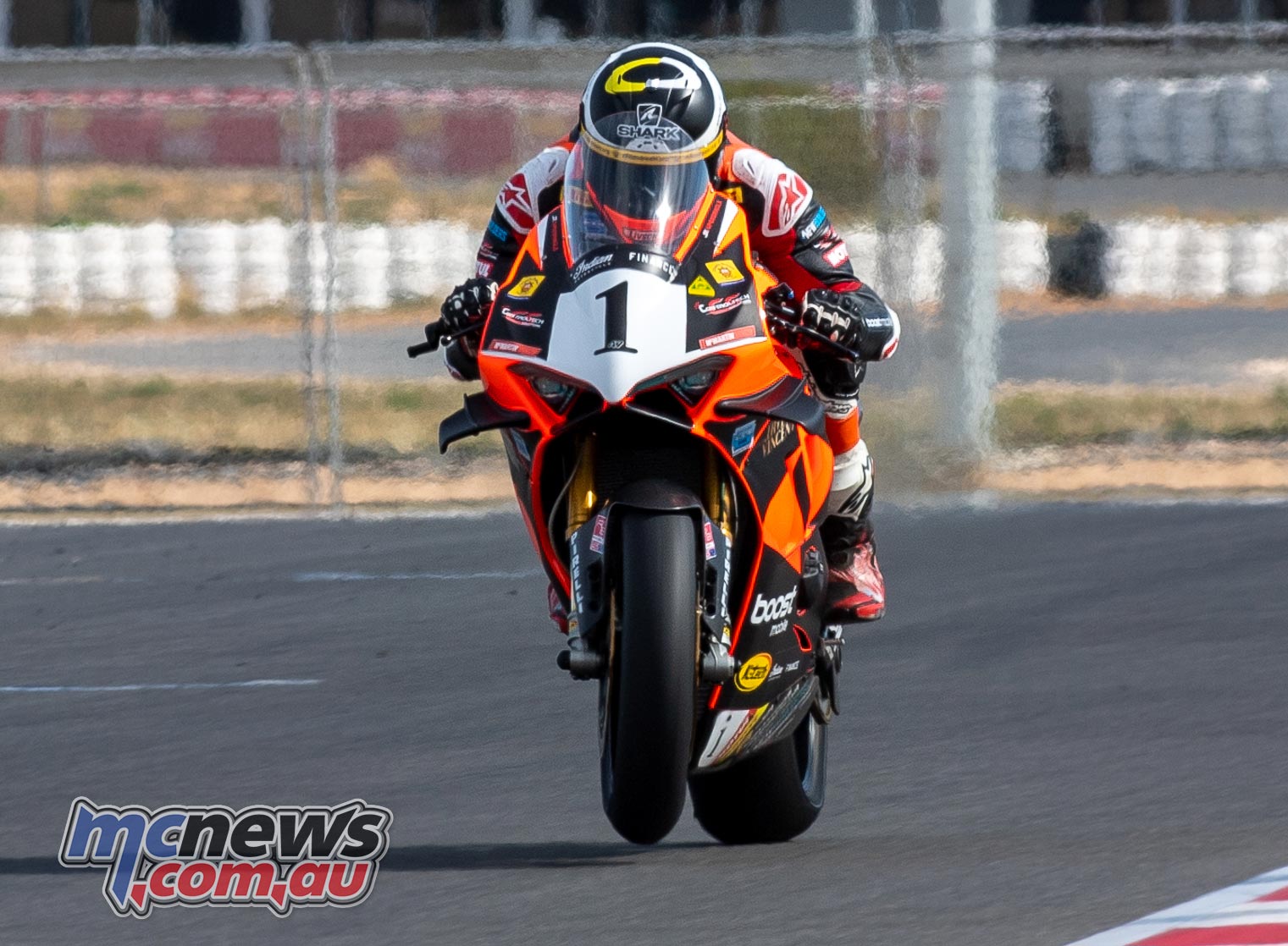 Wayne Maxwell smashes lap record on Saturday morning at The Bend | MCNews