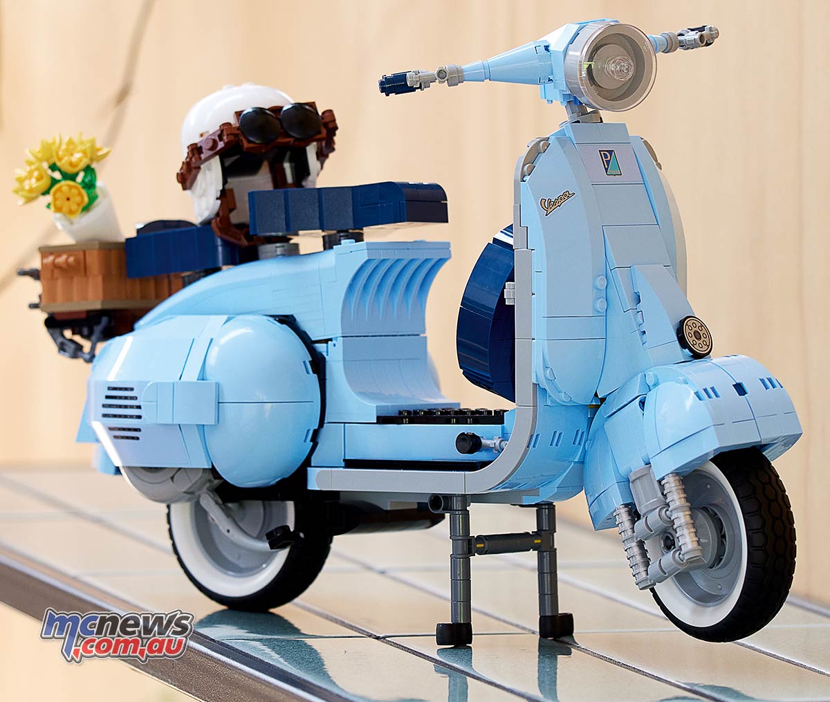 Two icons collaborate for the Lego Vespa 125 - 1106 piece kit | MCNews
