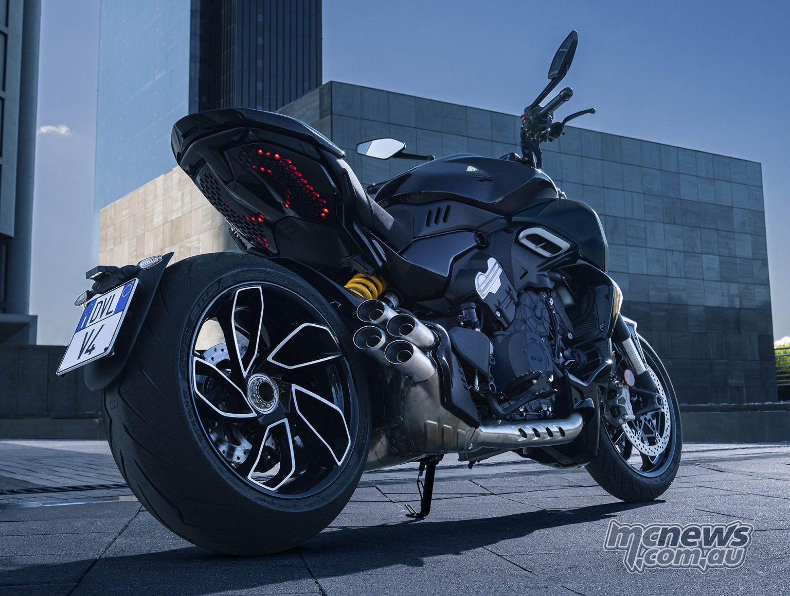 Ducati Diavel V4 - More cylinders, more power, less weight | MCNews