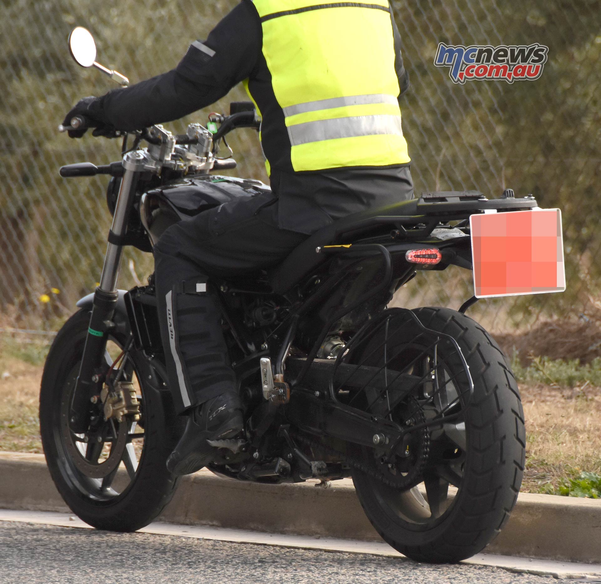 New water-cooled Royal Enfield Scram 450 spied | MCNews