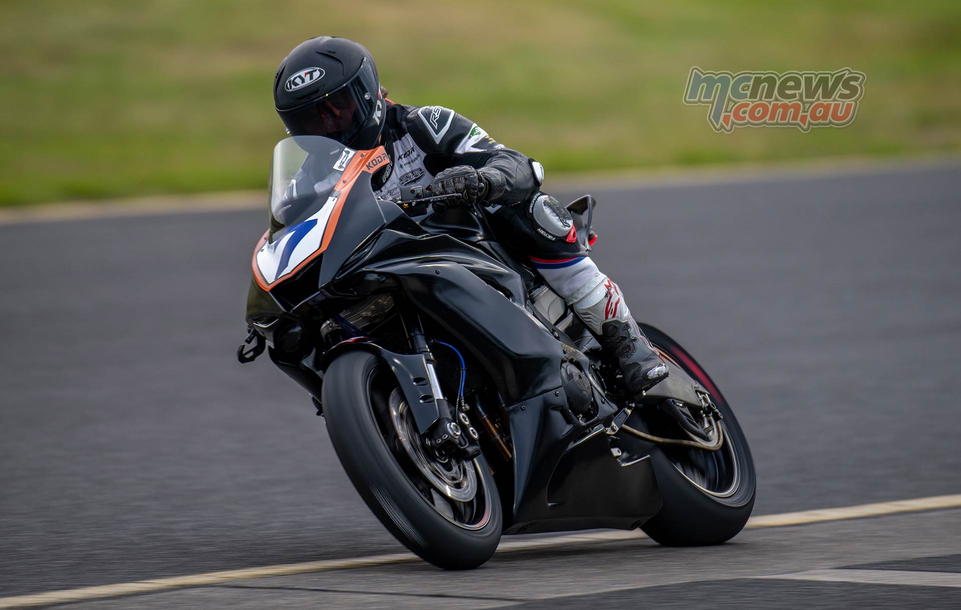 Toparis on Macadam Yamaha YZF-R6 in BSB Supersport | MCNews