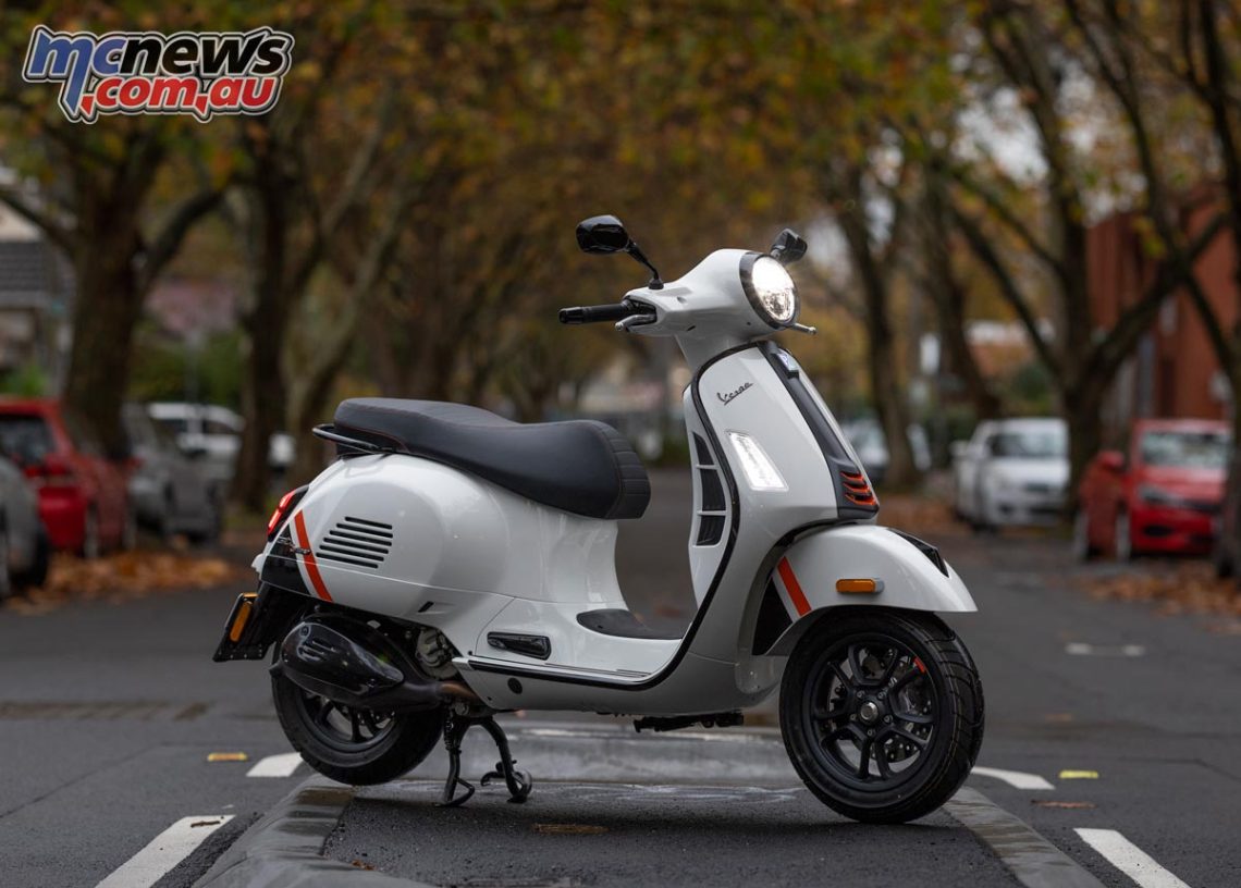 2023 Vespa GTS SuperSport 300 HPE Review | Scooter Test | MCNews
