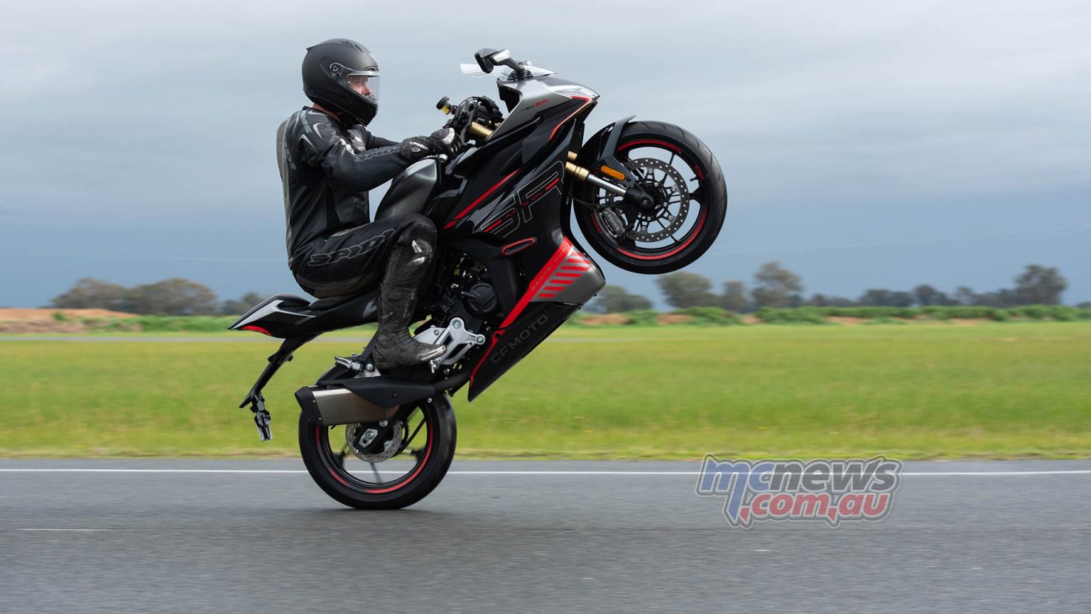 CFMOTO 450 SR Review - Impressive new offering from CFMOTO Tested | MCNews