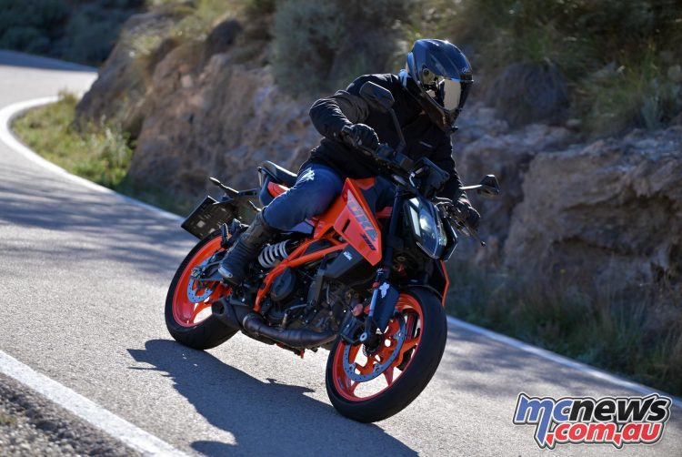 2024 KTM 390 Duke Review | Motorcycle Test | MCNews