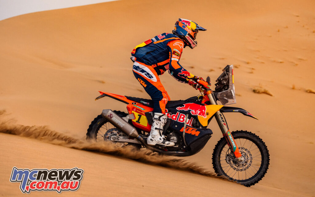 Broken collarbone can't stop Sanders at Dakar Stage 10 | MCNews